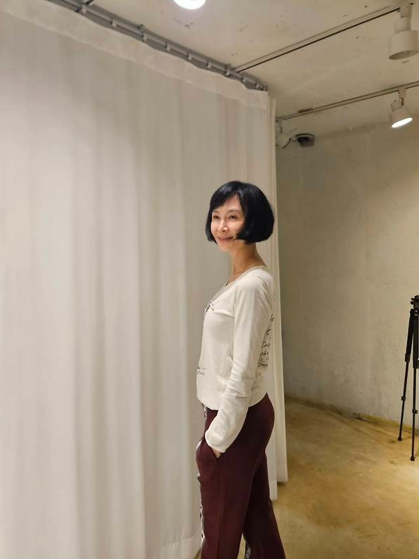 코에 크림 톡 얹던 그 광고 기억나” 매출 2위까지 끌어올린 전설의 여배우 일상룩 대본은 내운명