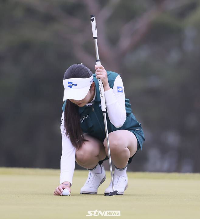 [STN포토]버디라인 정렬하는 박혜준