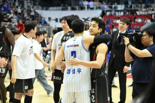 ‘The King’ 허훈은 역시 최고! kt, ‘투혼 그 자체’ KOGAS 넘었다…4강서 SK와 ‘통신사 더비’ [KBL PO]