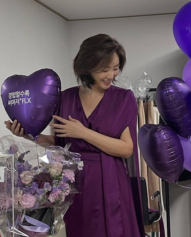 세월이 더 예쁘게 만들었다” 우아함에 시선 쏠린 58세 여배우 실크드레스룩 대본은 내운명