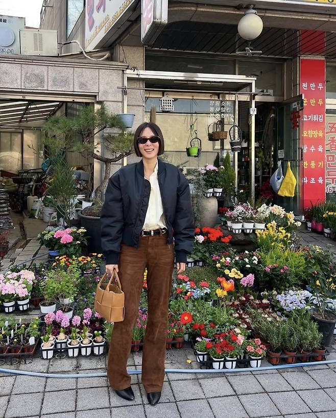 이게 진짜 멋이지” 힘 뺀 듯 완벽해서 ‘패션 아이콘이라 불리는 방송인 점퍼팬츠룩 대본은 내운명