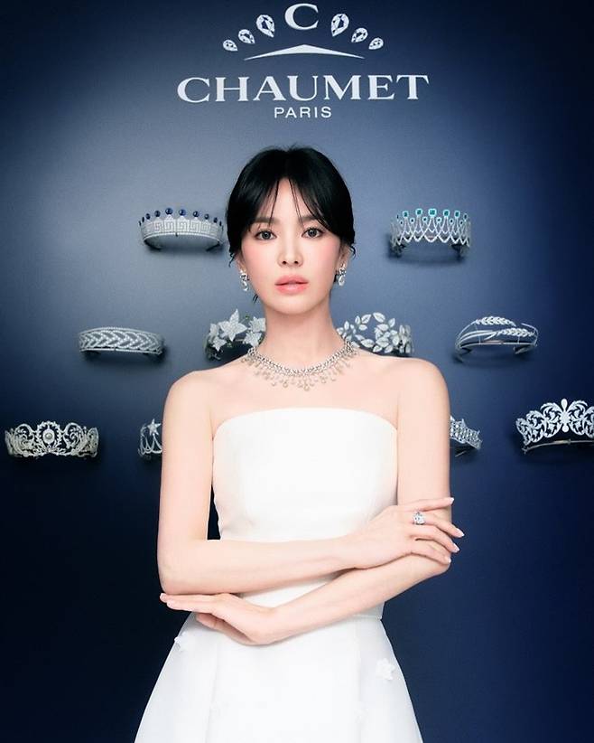 송혜교 보석처럼 빛나는 자태기품있는 우아한 오프숄더 드레스룩 패션엔