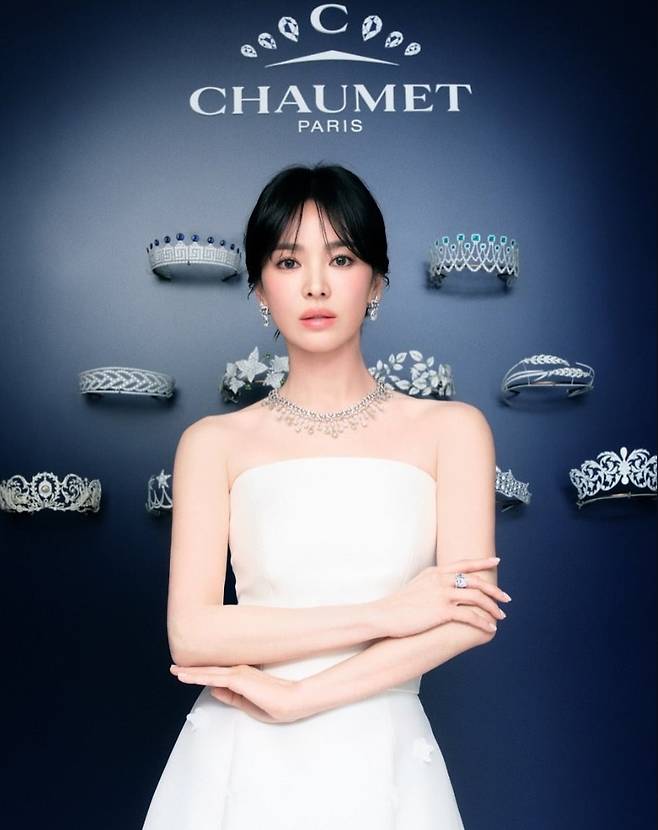 송혜교 정말 너무하네 90도 돌때마다 날렵한 여신미모 눈부신 튜브탑 드레스룩 뷰티는 내운명