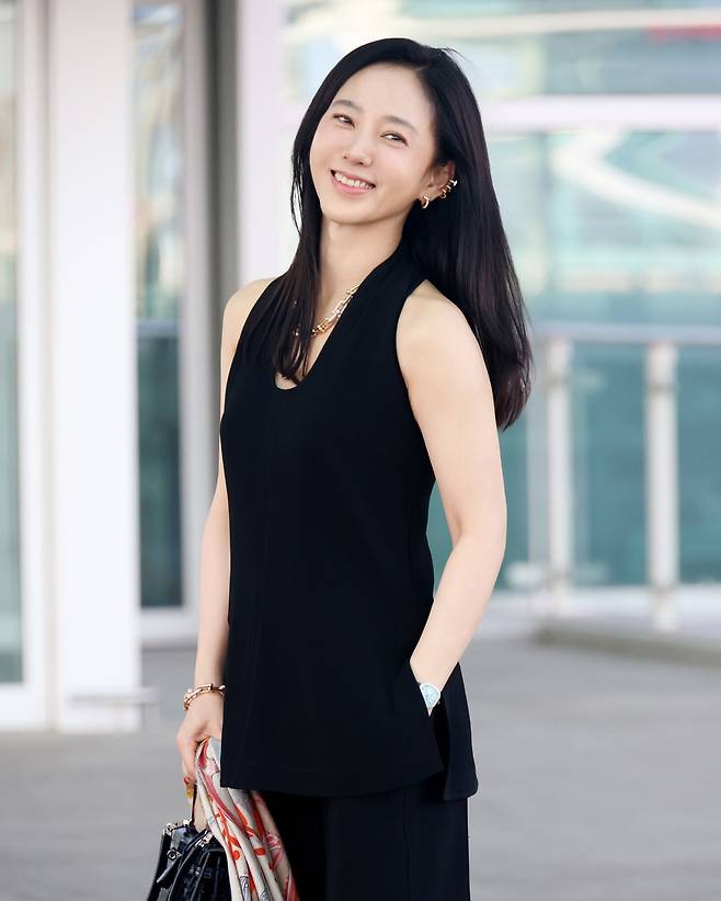 박주미 뉴욕 출국길 올킬 절제된 우아미블랙 민소매 셋업 공항패션 뷰티는 내운명