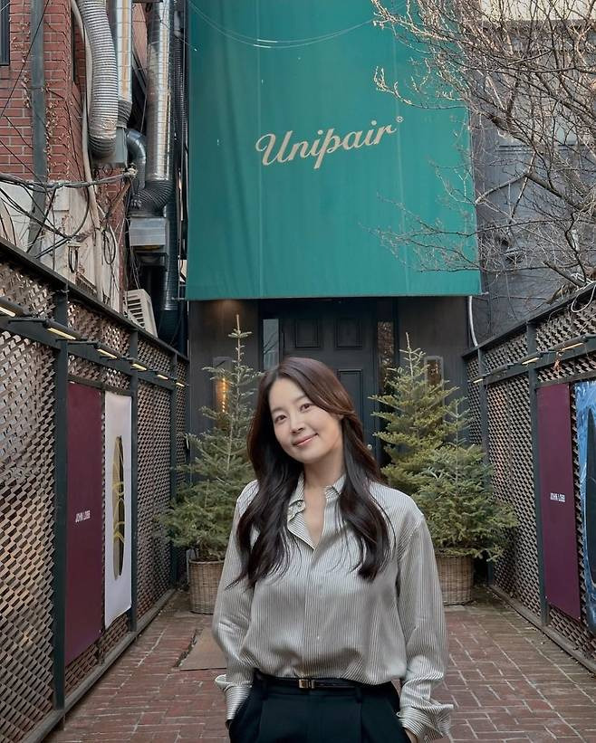 교회 오빠와 결혼 11년 만에 득녀한 40대 여배우 시크한 슈트룩 대본은 내운명