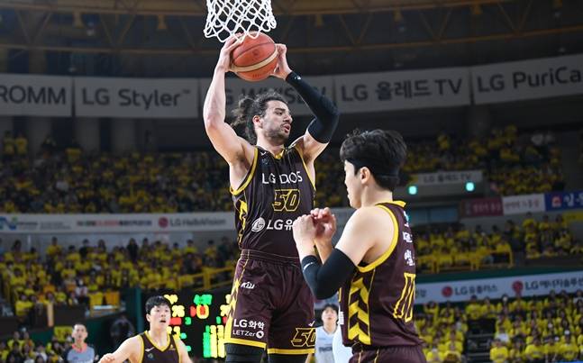 '마레이 골밑 대폭격' LG 77.8% 확률 잡았다! 4강 PO 1차전 승리→쌍둥이 형제 대결 첫 판 웃었다 [창원 현장리뷰]