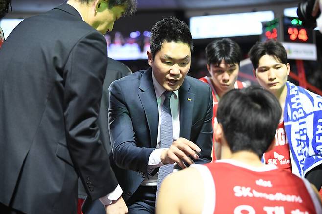 [KBL 4강 PO 경기 후] 전희철 SK 감독, “우리 선수들은 잘한다”…송영진 KT 감독, “내 책임이다”