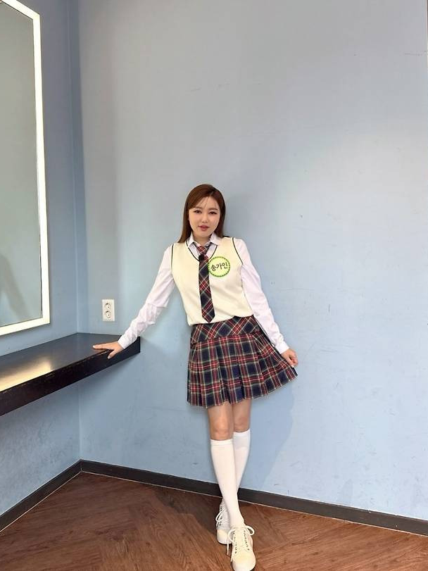 볼살로 성형 의혹까지 받았다고” 실물 미모로 증명한 여배우 미니스커트 프레피룩 대본은 내운명