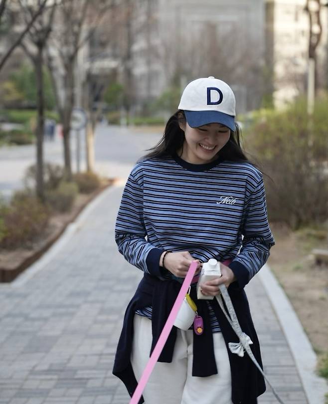 전진 아내 류이서 숨길 수 없는 예쁨 꾸안꾸 미모 여전한 청순美 카디건 두른 산책룩 뷰티는 내운명
