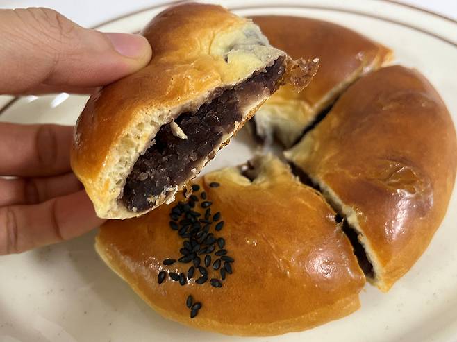 빵 이제 칼로 자르지 마세요 가장 깔끔하고 쉬운 빵 자르는 법 텐꿀팁