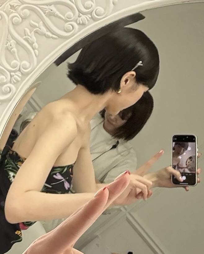 너무 하얗고 예뻐 난리 스카프 딸랑 묶어 탑으로 무한변주 8등신 여배우 데님 팬츠룩 뷰티는 내운명