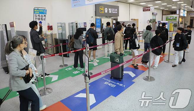 광주는 벌써 황금연휴 시작인천공항 향하는 여행객들 북적