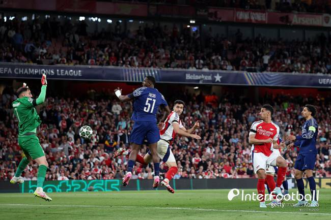 [UCL ISSUE] 오랜만에 '벵거'가 응원 왔는데…결과는? 아스널, 홈에서 0-1 패배