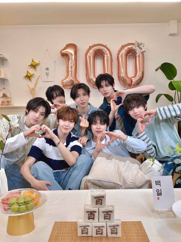 'JYP 신인' 킥플립, 행복한 데뷔 100일 맞이 "100년 함께 해요"