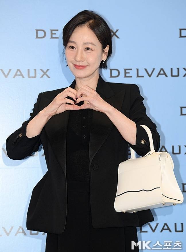 고현정이 인정한 이 시대의 가장 아름다운 53세 동갑내기 여배우 슈트룩 스타와 패션