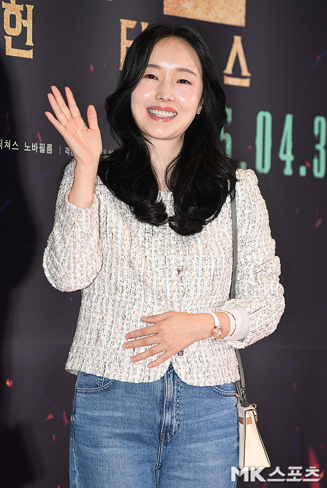 45세에 광채 피부로 시선 압도‘세안 하나로 아기피부 유지한 여배우 트위드 캐주얼룩 스타와 패션