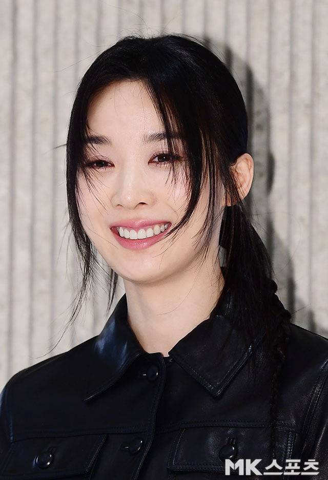 동글동글 귀요미였다고” 지금은 카리스마 장착한 여배우 시크 믹스매치룩 대본은 내운명