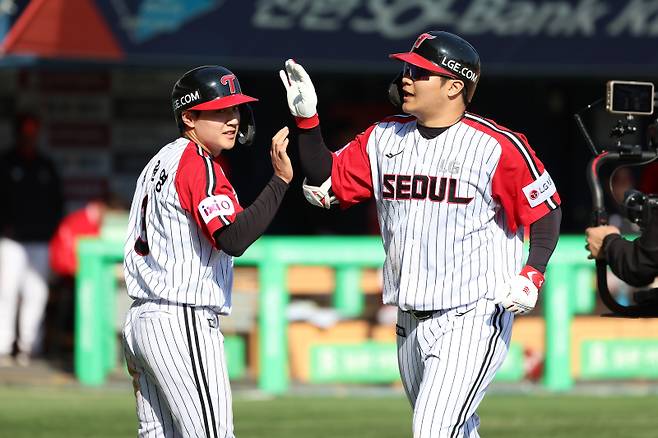 문보경 7타점으로 끌고 코엔 윈 QS로 밀었다…LG, 홈에서 SSG 12-4 대파 [IS 잠실]