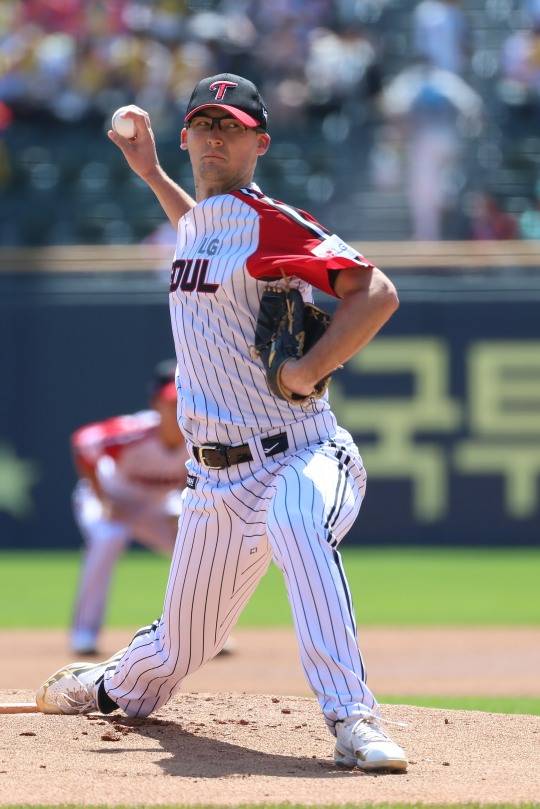 LG 윈, KBO 데뷔전서 퀄리티 스타트... 6이닝 3실점 호투