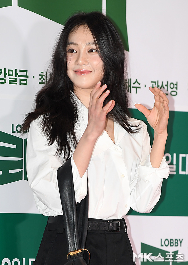 ‘4200명 제친 청초하고 시크한 얼굴 168cm·47kg 여배우 시사회 클래식룩 대본은 내운명
