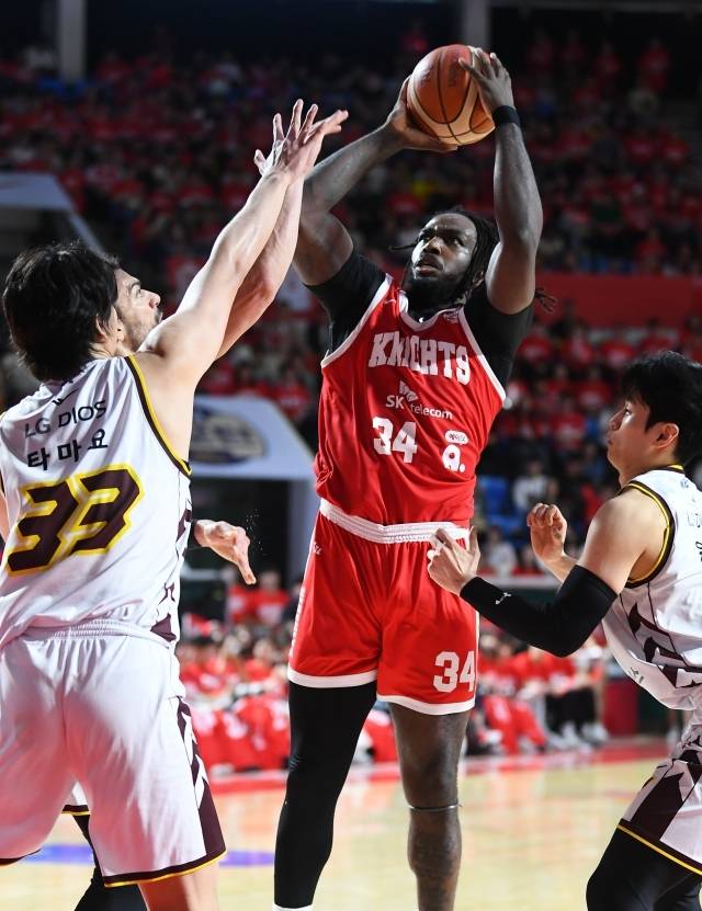 ‘타마레이’ 미쳤다! LG, ‘워니 고’ SK 꺾고 창단 첫 챔프전 1차전 승리…우승 확률 70.4% 확보 [KBL 파이널]