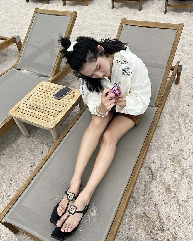 박주현 이렇게 하얗고 예뻤어 칸 해변 뒤집은 미모 셔츠 걸친 자수 미니룩 뷰티는 내운명