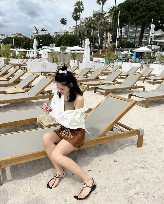박주현 이렇게 하얗고 예뻤어 칸 해변 뒤집은 미모 셔츠 걸친 자수 미니룩 뷰티는 내운명