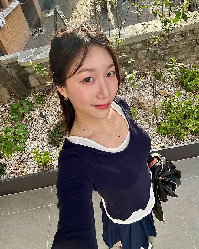 정소연 프레피룩 정석 보여준 비르켄스토크 앞 Ootd K스타패션