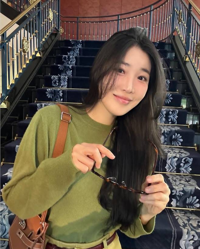 3년차 새댁 이렇게 예뻤어 초록색 니트가 잘어울려 놀랍다는 여가수 플리츠 롱스커트룩 뷰티는 내운명
