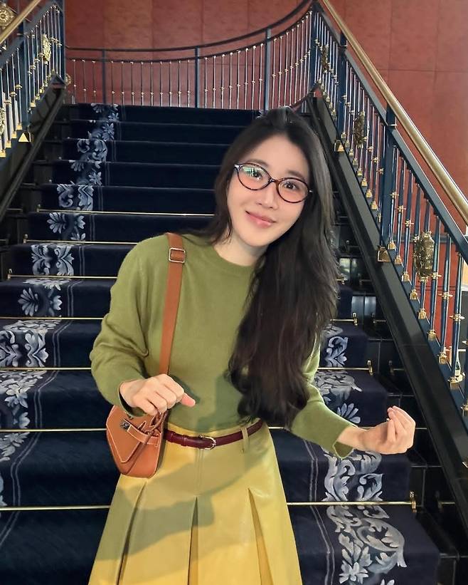 3년차 새댁 이렇게 예뻤어 초록색 니트가 잘어울려 놀랍다는 여가수 플리츠 롱스커트룩 뷰티는 내운명