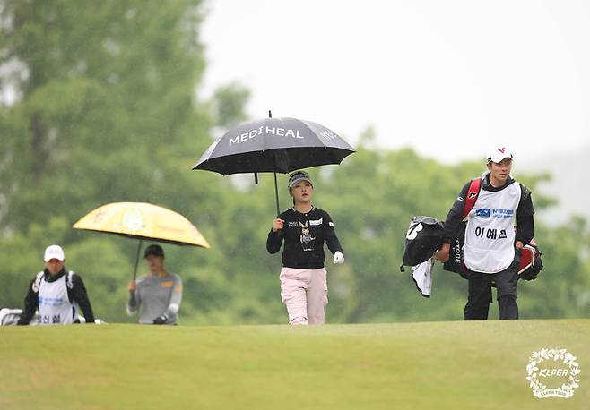 챔피언들의 빗속 전쟁, 이예원 먼저 웃었다