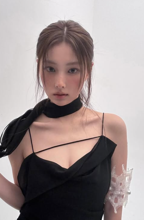 '163cm 무려 37kg..' 혜리가 팔목 부러질 것 같았다는 여배우, 블랙 드레스룩 | 패션룸