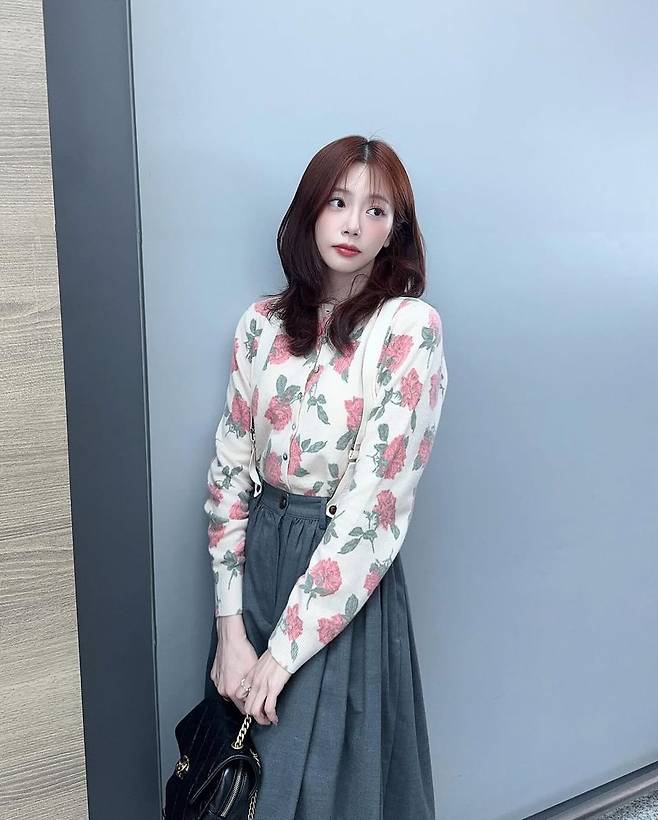 드림캐쳐 지유 플로럴 니트로 완성한 청순 데일리룩 K스타패션