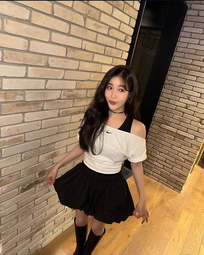 3년차 새댁 이렇게 예뻤어 40살에 미니스커트가 잘 어울리는 여가수 오프숄더룩 뷰티는 내운명