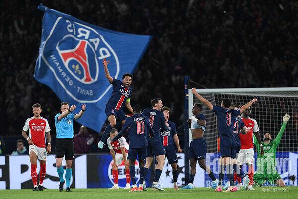 ‘아스널 잡아줘서 고맙습니다 토트넘 팬들 열광홈구장서 ‘메르시 Psg 걸개 펼쳤다