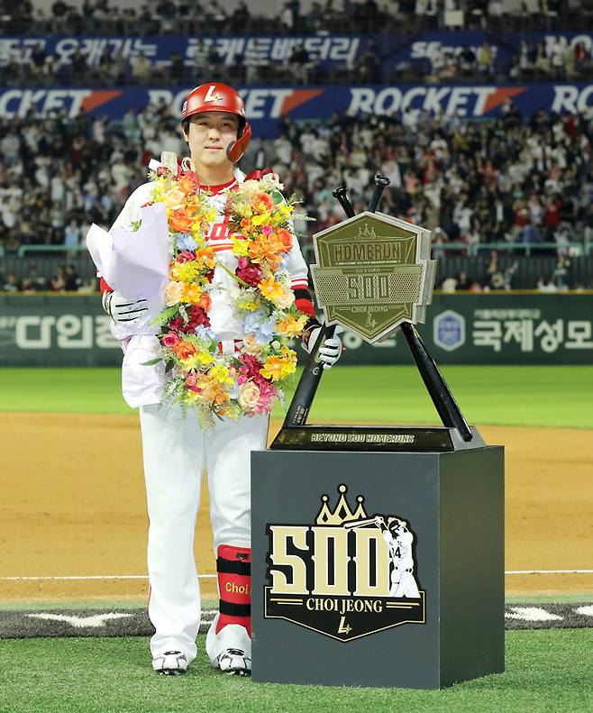 “최정 500홈런 진심으로 축하…한 팀에 있다는 게 영광” SSG 이숭용 감독이 전한 진심 [SS문학in]