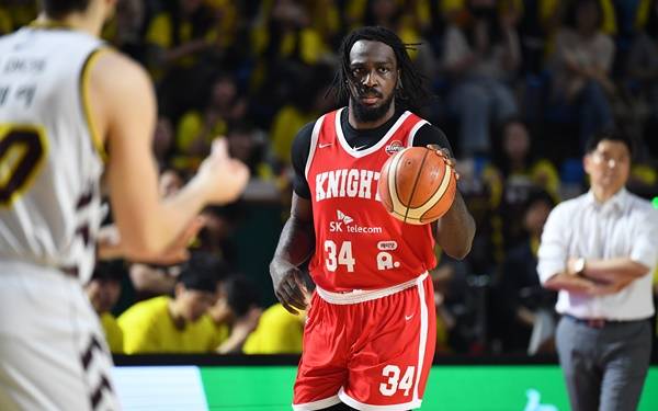 벼랑 끝에서 또 이겼다… SK, LG 완파하고 2승3패[챔프전5]