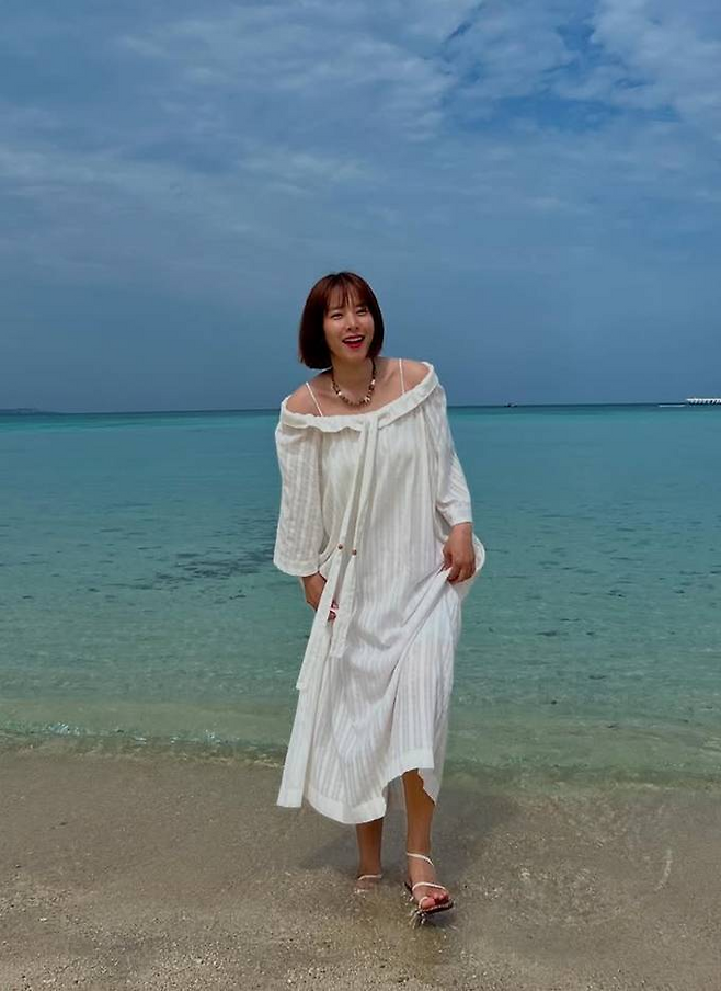 예쁜엄마 조윤희 오키나와 여행룩 페이즐리 린넨 원피스로 즐긴 해변의 여신 패션엔
