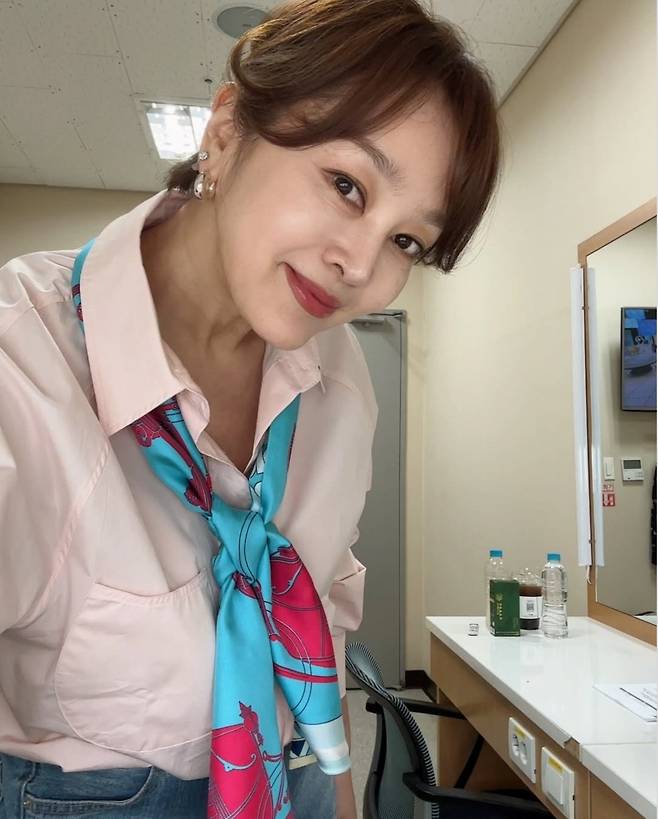 이승연 스카프 두른 50대 파워 동안 핑크 셔츠에 딱 어울린 세련미 뿜뿜 데님룩 뷰티는 내운명