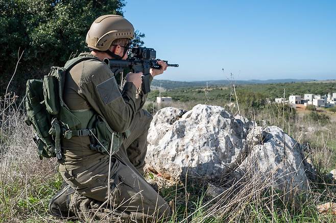 평범한 소총도 대드론 요격 무기로 바꿔준다! 이스라엘의 SMASH 3000 시스템! | 군사돋보기