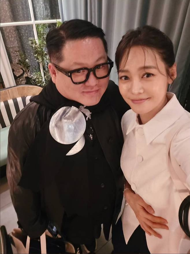 42세라는데 얼굴은 20대… 173cm 압도적 비율의 방송인, 모던룩 | 대본은 내운명