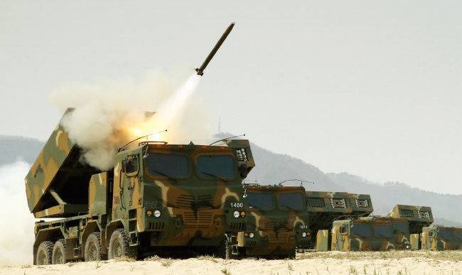 K239 천무 vs 미국 HIMARS…다연장로켓 전쟁, 누가 끝판왕인가? | 밀리터리 랩실