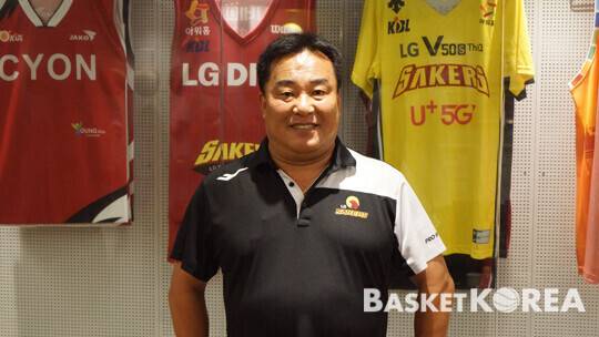 [KBL FINAL 비하인드] 정년 퇴직 앞둔 권순일 LG 기사, 최고의 선물을 품에 안다