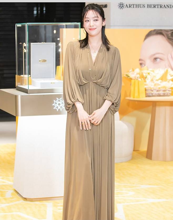 차주영 백화점에 뜬 럭셔리 아우라 샌들과 찰떡조합 여름 낭만 눈부신 올리브 드레스룩 뷰티는 내운명