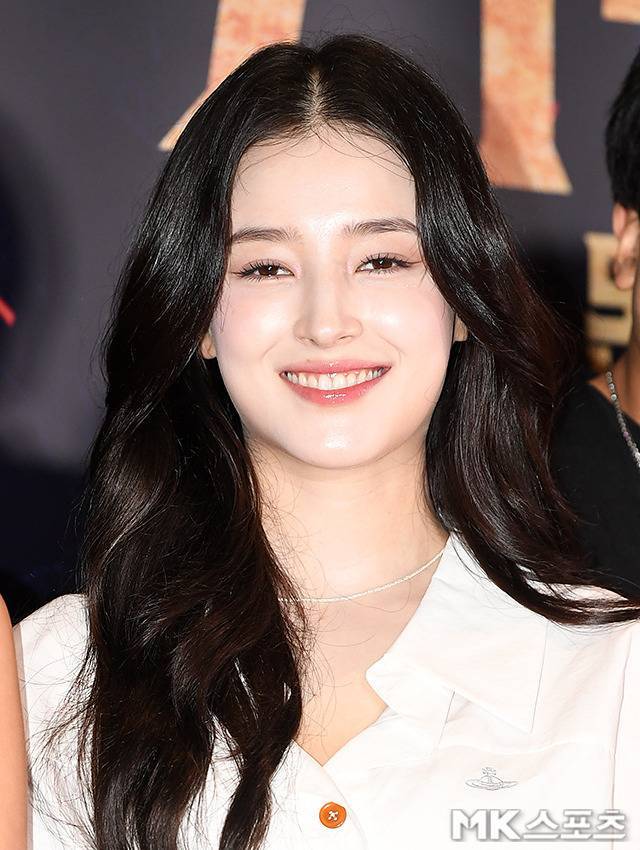 한국 사람 맞아요” 외모가 달라 질문받은 여가수 비주얼 미니스커트룩 대본은 내운명
