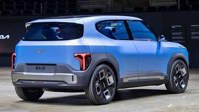 도심형 전기 SUV 끝판왕, 기아 EV2 vs 테슬라 모델 Y…누가 진짜 승자인가? | 두맨카