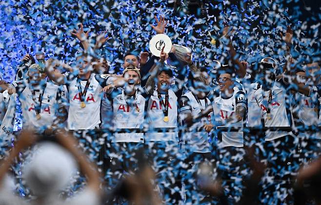 ‘파티는 계속된다’ 토트넘, 우승 퍼레이드... 손흥민 “주장일 때 우승해 행운”