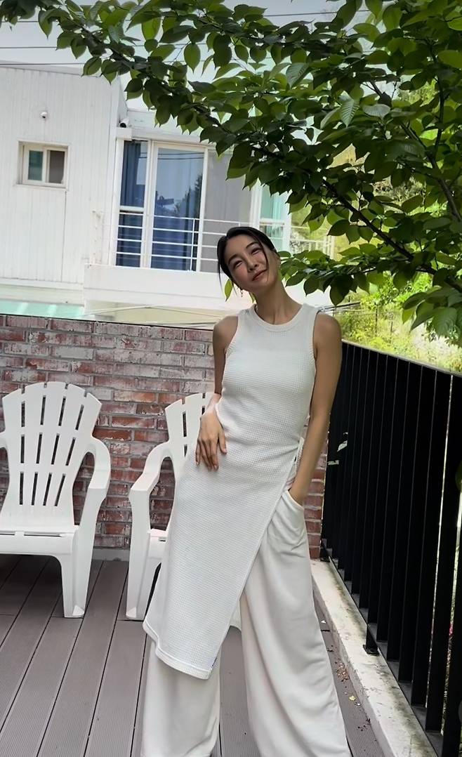 클럽에서 만난 남편 ️ 3개월 만에 혼인신고한 42세 여배우 원피스룩 스타와 패션