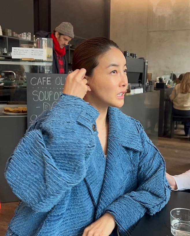 클럽에서 만난 남편 ️ 3개월 만에 혼인신고한 42세 여배우 톤온톤 화이트룩 스타와 패션