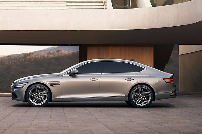 "연비 생각보다 좋은데?" 제네시스 G80 하이브리드…벤츠, BMW 끝 | 오토버프